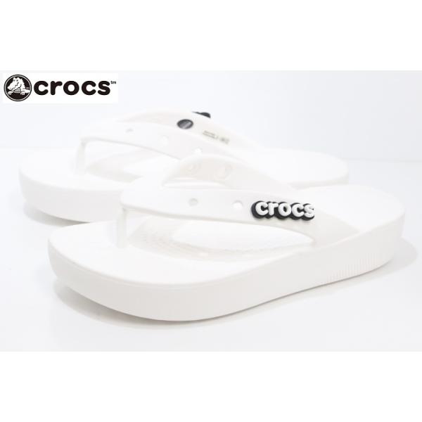 クラシック クロックス フリップをアップデートした新しいデザイン、クラシック プラットフォーム フリップ。質感のあるヒールと、あなただけの1足にカスタマイズできるジビッツ チャーム用ホールが6つ付いたデザインが特徴。軽くて履きやすい「クロス...