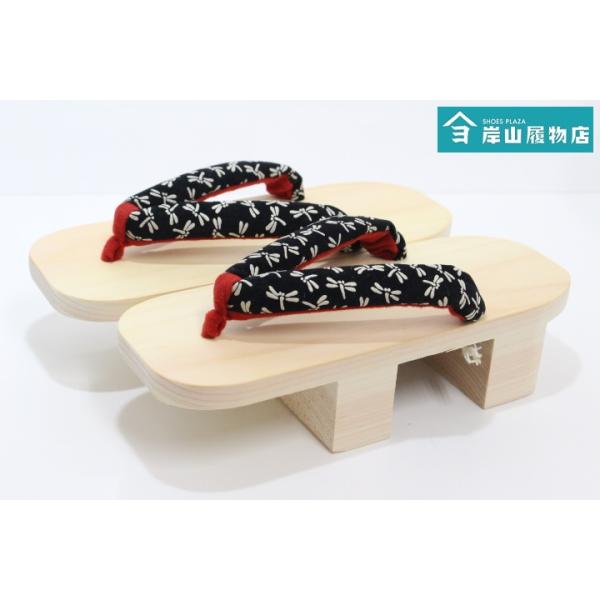 ●品名： 国産ヒノキ 下駄●サイズ：S (21.5〜22.5cm)日本三大盆踊りである郡上八幡・郡上おどりの必須アイテム、おどり下駄です。下駄は軽くて足当たりの良い桐下駄が一般的ですが、郡上おどりでは下駄を蹴って音頭を取るため耐久性が良く良...