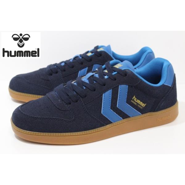 クラシックなハンドボールシューズからインスパイアされた、スリムで洗練されたデザインの一足。無駄のないシルエットと、スエード調素材×ガムソールの組み合わせが、ヴィンテージ感とモダンな雰囲気を両立。 落ち着いたネイビーにブルーのシェブロンライン...