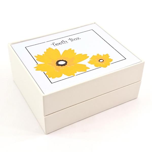 商品名TEETH BOX 白 フラワー材質プラスチック、布、木(メープル＆マホガニー)サイズ(約)縦8.6×横10.1×高さ4.6cm生産国日本製(和歌山県、紀州漆器)抜けたかわいい乳歯を1本ずつ大切に保管♪あなたはどのデザインの小さな宝箱...