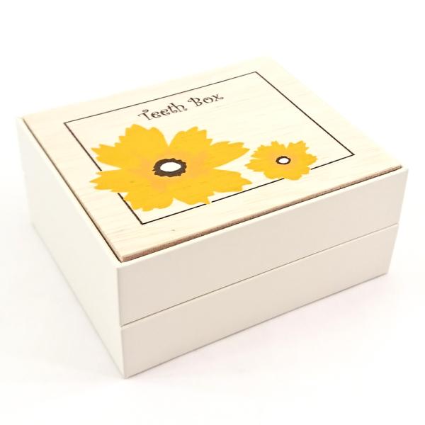商品名TEETH BOX 木 フラワー材質プラスチック、布、木(メープル＆マホガニー)サイズ(約)縦8.6×横10.1×高さ4.6cm生産国日本製(和歌山県、紀州漆器)抜けたかわいい乳歯を1本ずつ大切に保管♪あなたはどのデザインの小さな宝箱...