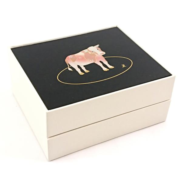 商品名TEETH BOX 黒 蒔絵 丑サイズ(約)縦8.6×横10.1×高さ4.6cm材質プラスチック、布、木(メープル＆マホガニー)生産国日本製(和歌山県、紀州漆器)抜けたかわいい乳歯を1本ずつ大切に保管♪お子さんの生まれ年の干支を選んだ...