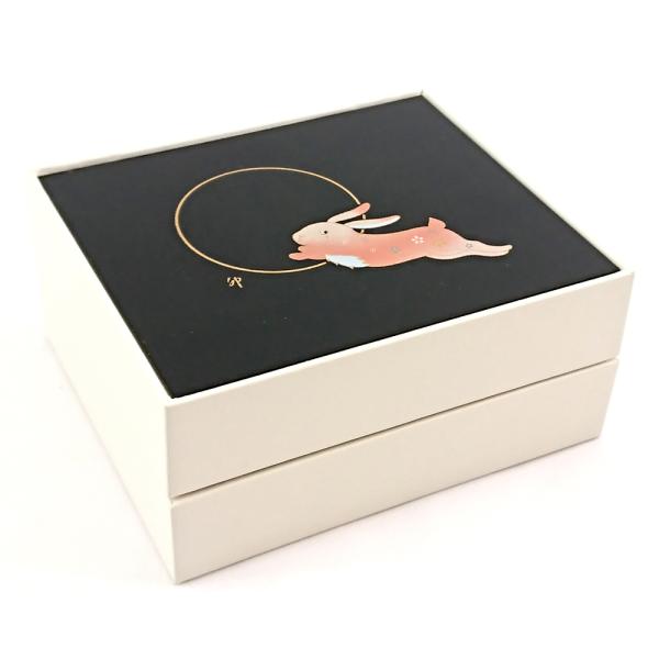 商品名TEETH BOX 黒 蒔絵 卯サイズ(約)縦8.6×横10.1×高さ4.6cm材質プラスチック、布、木(メープル＆マホガニー)生産国日本製(和歌山県、紀州漆器)抜けたかわいい乳歯を1本ずつ大切に保管♪お子さんの生まれ年の干支を選んだ...