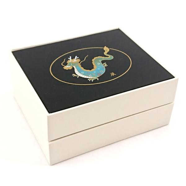 商品名TEETH BOX 黒 蒔絵 辰サイズ(約)縦8.6×横10.1×高さ4.6cm材質プラスチック、布、木(メープル＆マホガニー)生産国日本製(和歌山県、紀州漆器)抜けたかわいい乳歯を1本ずつ大切に保管♪お子さんの生まれ年の干支を選んだ...