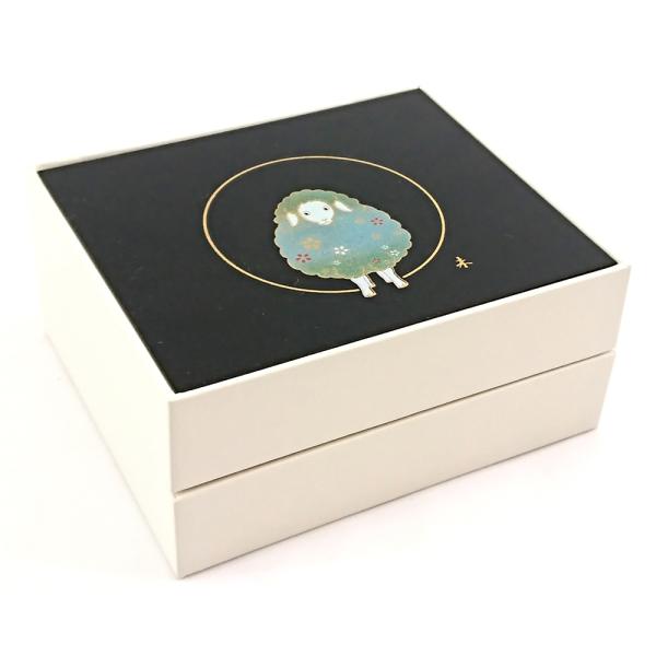 商品名TEETH BOX 黒 蒔絵 未サイズ(約)縦8.6×横10.1×高さ4.6cm材質プラスチック、布、木(メープル＆マホガニー)生産国日本製(和歌山県、紀州漆器)抜けたかわいい乳歯を1本ずつ大切に保管♪お子さんの生まれ年の干支を選んだ...