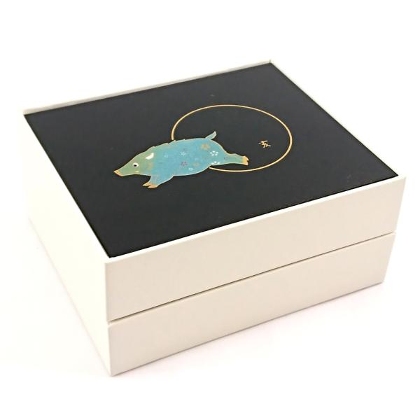 商品名TEETH BOX 黒 蒔絵 亥サイズ(約)縦8.6×横10.1×高さ4.6cm材質プラスチック、布、木(メープル＆マホガニー)生産国日本製(和歌山県、紀州漆器)抜けたかわいい乳歯を1本ずつ大切に保管♪お子さんの生まれ年の干支を選んだ...