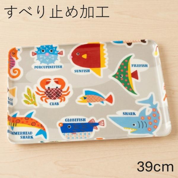 商品名すべり止め加工 布張りトレイ お魚図鑑 グレー 39cm材質不飽和ポリエステル樹脂サイズ(約)横38.5×奥行28.6×高さ1.5cm重さ(約)545グラム塗装ウレタン塗装食器洗浄機×電子レンジ×生産国日本製(和歌山県、紀州漆器)食卓...