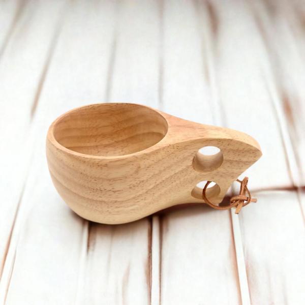 商品名ククサカップ Lサイズ材質木製サイズ(約)奥行8.5×横15.4×高さ6.3cm塗装ウレタン塗装食器洗浄機×電子レンジ×生産国中国製ククサ（KUKSA）とは、フィンランド北部ラップランドに古くから伝わる手作りのマグカップです。ククサを...