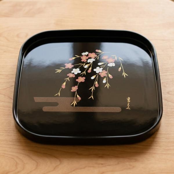 商品名角盆 黒 京錦 24cm材質ABS樹脂サイズ(約)奥行23.7×横23.7×高さ2cm塗装ウレタン塗装食器洗浄機×電子レンジ×生産国日本製(和歌山県、紀州漆器)この黒塗りのお盆は、24cmの正方形で、可愛らしい花柄が特徴です。日本製の...
