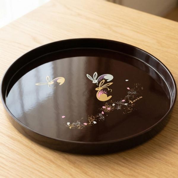 商品名丸盆 幸うさぎ 24cm材質ABS樹脂サイズ(約)直径23.9×高さ2.3cm塗装ウレタン塗装生産国日本製(和歌山県、紀州漆器)今ある在庫で販売終了伝統ある「紀州漆器」の職人技を、日常で気軽に楽しめる人気シリーズ。 在庫限りのため、再...