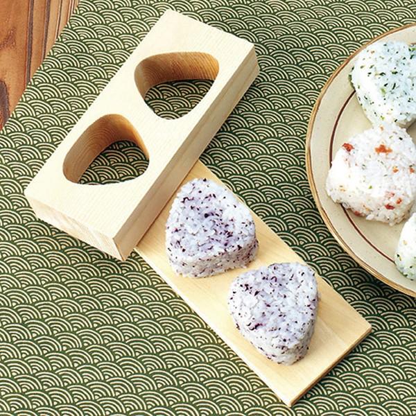 商品名おにぎり器 2ツ穴材質木製(ひのき)サイズ(約)横17.3×縦7.5×高さ4.5cm食器洗浄機×電子レンジ×生産国日本製おにぎりの出来上がりサイズ：約6.5×6.3×3.3cmおにぎりが2個同時に作れます。※天然素材を使用しているため...
