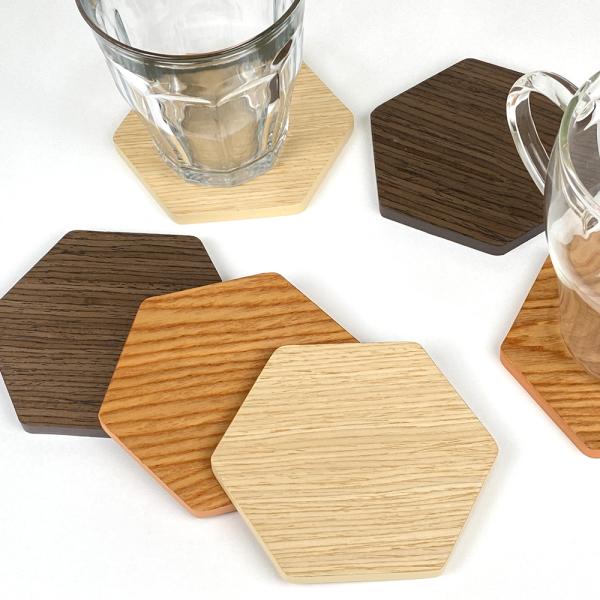 商品名6角 コースター材質木製・MDFサイズ(約)奥行9×横10.3×高さ0.6cm塗装ウレタン塗装食器洗浄機×電子レンジ×生産国ベトナム木の温もりが感じられるシンプルなデザインのコースター。オーク、チェリー、ウォールナットの3種の素材から...