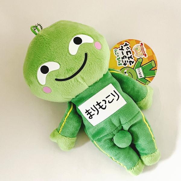 まりもっこりのだるーんマスコットです。ボールチェーン付きです。かばんやバッグにつけたりしてもおすすめです。大切な方へのプレゼントやギフト、贈り物にいかがですか。コレクションにもおすすめのぬいぐるみです。サイズ　縦約５センチ　横約９センチ　高...