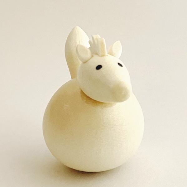 木製の干支（えと）の午（うま）の起き上がりこぼしの置物です。コロコロと転んでも起き上がる置物です。シンプルなデザインが可愛らしい、何度倒れても起き上がる縁起物の馬（ウマ）の置物です。大切な方へのプレゼントやギフト、贈り物にいかがですか。コレ...