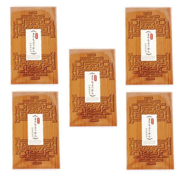 北海道阿寒湖の定番のおみやげのまりもようかんです。北海道おみやげの大ヒット商品のまりもの形の羊羹“まりもようかん”15個入りのご紹介です。“はじける”おいしさのようかんです。毬藻のふるさと北海道阿寒湖温泉で丁寧に丹念に作りあげられた一品の羊...