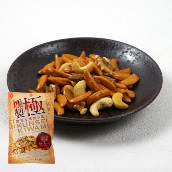 燻製の芳醇な香りをまとった、特別なおつまみミックス。 「柿の種」と「カシューナッツ・アーモンド・クルミ」を一緒に燻し上げ、袋を開けた瞬 間から広がる香りに食欲をそそられます。 スモークには、素材の旨みを引き立てる桜チップを使用。特に柿の種は...