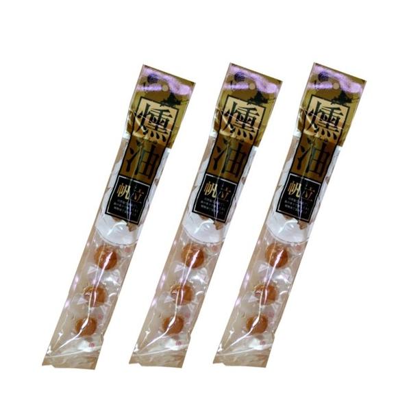 北海道で獲れた帆立を自然塩でゆで燻製した後、植物油に漬け込みました。食べやすいひと口サイズです。しっとりとした帆立の旨味が広がる伝統の味。（製品の一部に白斑点が表れる場合がありますが、これは帆立貝に含有の成分によるものですので、安心してお召...