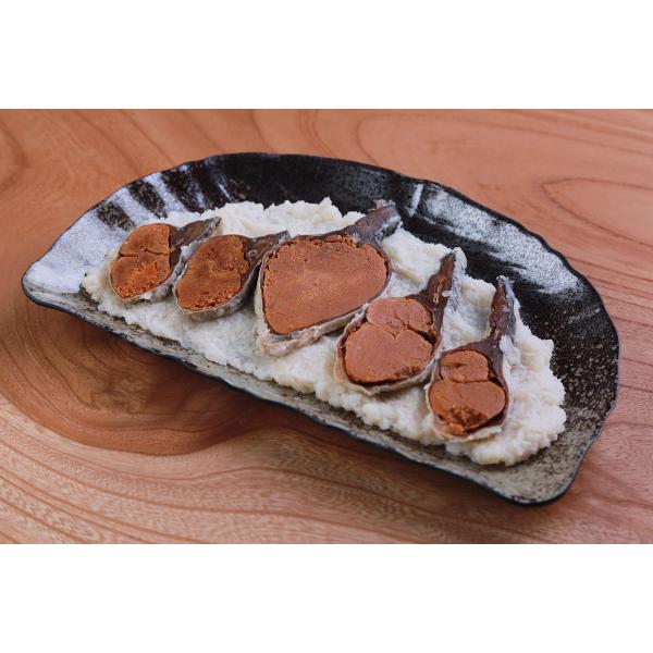 【発売日：2022年07月22日】【滋賀県北部ご当地モール】びわ湖産のにごろ鮒と上質の高島産こしひかりで、じっくり熟成させた鮒寿しです。オレンジ色の卵がいっぱい詰まった鮒寿しは、酸味のあるふくよかな香気が食をそそり、和風チーズともいえる濃厚...