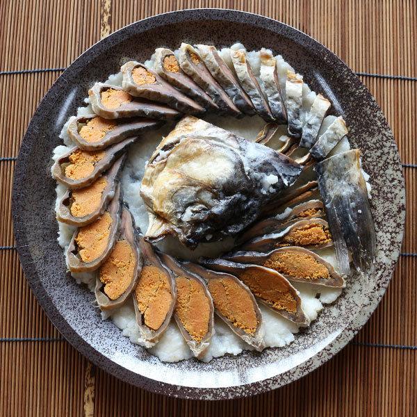 【滋賀県北部ご当地モール】びわ湖産のにごろ鮒と上質の高島産こしひかりで、じっくり熟成させた鮒寿しです。オレンジ色の卵がいっぱい詰まった鮒寿しは、酸味のあるふくよかな香気が食をそそり、和風チーズともいえる濃厚な味が口の中に広がります。綺麗な皿...