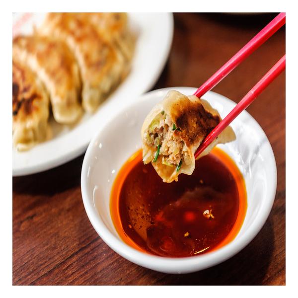 大阪の人気餃子専門店「大阪ふくちぁん餃子」と三水フーズが共同開発したサーモン餃子。北海道産サーモンを使用し、ジューシーな旨みが広がる贅沢な味わい。海鮮の香りと餃子の皮のモチモチ食感が絶妙にマッチ。ご家庭で手軽に楽しめる冷凍餃子です。焼き餃子...