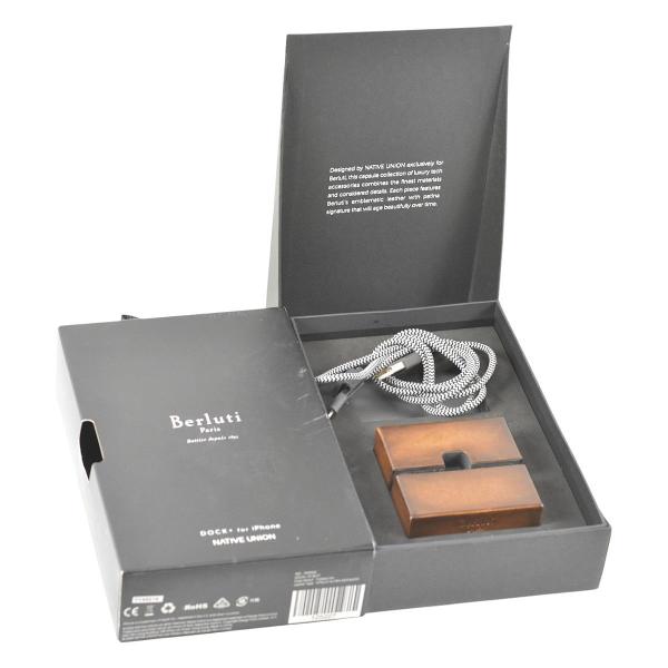 ベルルッティのスマホスタンドです。こちらの商品は一般的な使用感がございます。外観はスレ、スレ傷、溝に傷、剥げがございます。※デリケートな商品ですので 若干の小傷、スレ等は予めご了承下さい。ですがまだまだご使用頂けます。複数サイトで販売してお...