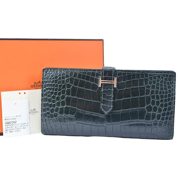 エルメスの長財布・ベアン スフレです。こちらの商品は一般的な使用感がございます。外観はスレ、全体的にスレ傷、角スレ、コバ割れ色焼け、金具に傷がございます。内観はスレ、カード跡、押し跡がございます。ですがまだまだご使用頂けます。複数サイトで販...