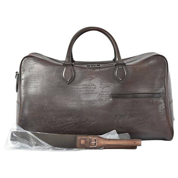 ベルルッティのスクリット2wayボストン VENDREDIです。全面スクリットで迫力のある極上の逸品です。もはや芸術品です。こちらの商品は一般的な使用感はございますが特に目立つ様なダメージの無い綺麗なお品です。外観は小さな角スレ、薄傷がござ...