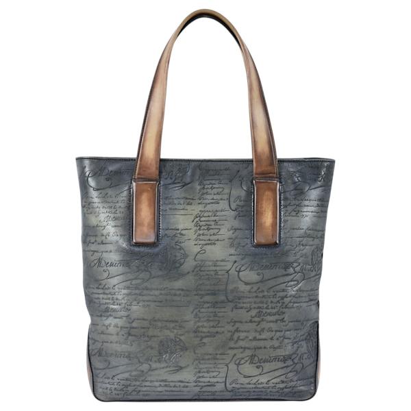 ベルルッティのスクリット カリグラフィ トートバッグモダニスト・バーティカルです。既に廃盤になった人気モデルです。こちらの商品は一般的な使用感はございますが特に目立つ様な大きなダメージの無い比較的綺麗なお品です。外観はスレ、薄傷、しわ、角ス...