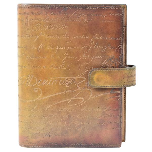 ベルルッティのシステム手帳マッカーサーです。すでに廃盤となった6リング式のシステム手帳マッカーサーです。オルガ期のフランス製 初期モデル。こちらの商品は一般的な使用感がございます。外観はスレ、角スレ、スレ傷、しわがございます。内観はスレ、ス...