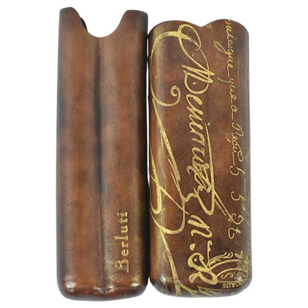 ベルルッティのスクリット カリグラフィレザー 2 シガーケースです。豪華で美しいゴールデンパティーヌです。こちらの商品は一般的な使用感はございますが特に目立つ様な大きなダメージの無い比較的綺麗なお品です。外観はスレ、スレ傷がございます。内観...