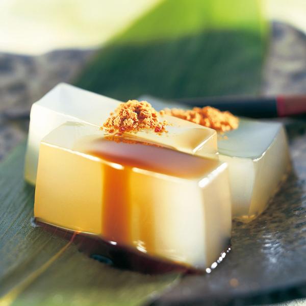 鎌倉時代より続く旧家の味を現代の技で再現しました。濃厚な黒蜜に香ばしいきな粉とほろ苦さが相性ぴったりの抹茶きな粉のセット。■配送不可地域：離島は配送不可■温度帯：常温■原材料名／食品添加物：●吉野の葛餅：葛餅(砂糖、本葛粉(吉野本葛)、増粘...