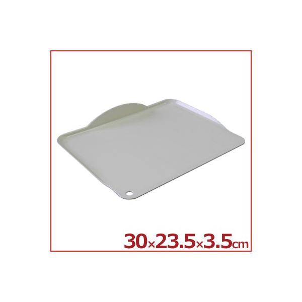 ３つのフチで液体の飛び散りを防ぎ、水分は傾斜でミゾに溜まる様になっているので居間で果物を剥いたり、料理の下準備などの作業をするにはピッタリです。自立でき省スペースで収納可能です。コンパクトで軽量なので持ち運びもラク！002432004