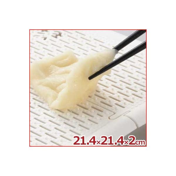 ダブルエンボス加工だからこびりつかない。ターンレス式レンジにもぴったりな、四角いレンジモチアミです。半分にたためるので収納にも便利。食器洗浄機に対応しています。サイズ：幅214×奥行214×高さ20mm材質：ポリプロピレン耐熱温度：120℃...