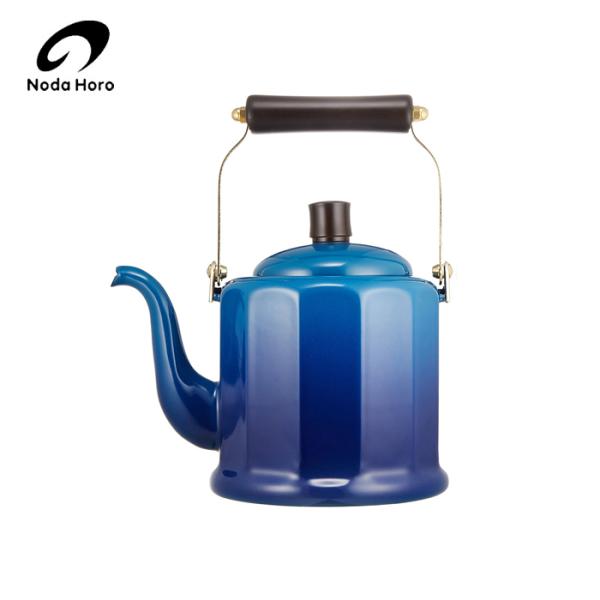 グラデーション仕上げを施したアンティークな雰囲気漂う12面体のケトル。表面がガラス質なので、匂いや汚れがつきにくく、お手入れしやすい。温まると表面のガラス質が熱を閉じ込めるので保温性に優れている。鉄(琺瑯用鋼板)の表面にガラス質を焼き付けた...