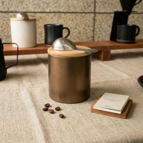 サイズ：φ9×H10.5cm容量：400ml素材・成分：本体/陶器 スプーン/ステンレス フタ/天然木 パッキン/シリコーンゴム