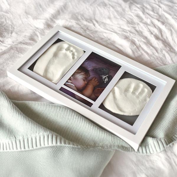 赤ちゃんの手形や足形が残せるフォトフレームです。柔らかく軽量な粘土でお子様の手や足の型押しが作れます。思い出の写真と一緒に手形と足形の型押しが飾れます。自宅で簡単に大切な思い出を残すことができるセットです。この製品には健康に有害な物質は含ま...