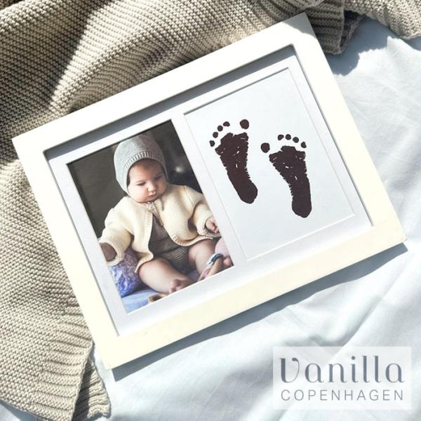 赤ちゃんの手形や足形が残せるプリントセットです。　お子様の手や足に直接インクを付けずに、手型や足型がプリントできます。　自宅で簡単に大切な思い出を残すことができるセットです。　自宅用はもちろん、ギフトにも最適です。【仕様】商品サイズ／フレー...