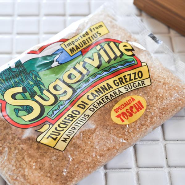 とうきびから作られるきび砂糖。きび砂糖はさとうきびの搾り汁をそのまま煮詰めて作られていますが、そこから不純物（苦味やアク）を取り除いてミネラル分のみを残しています。【仕様】原材料：キビ糖内容量：500g原産国：イタリア※高温多湿・直射日光を...