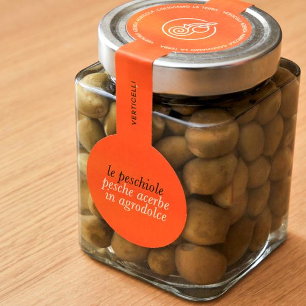 Verticelli ペスキオーレ 小桃の酢漬け。イタリアの美食家たちが虜になった、唯一無二の一瓶。【仕様】原材料：小桃・水・食塩・砂糖・白ワインビネガー内容量：580g （固形量：380g）原産国：イタリア※賞味期限は写真と異なります。※...