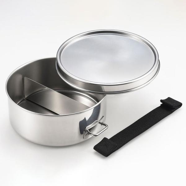 衛生的で長持ちするステンレスのお弁当箱です。素材は錆びにくく清潔感のあるステンレス製でキズの目立ちにくいサテン仕上げです。 便利な仕切りが１つ付いています。■ご使用上の注意・電子レンジ使用不可。・パッキンは付いていますが、完全密封ではありま...