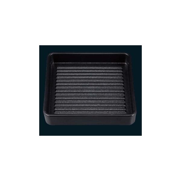 正角 肉皿 黒OM 24cm（240×240×33） ■サイズ：240ｘ240ｘ33■全面エンボス加工の為、キズ汚れが目立ちません。■肉を盛りつけてのスタッキング可能です。■材質：耐熱ABS樹脂（耐熱温度80℃〜100℃）       ■衝...