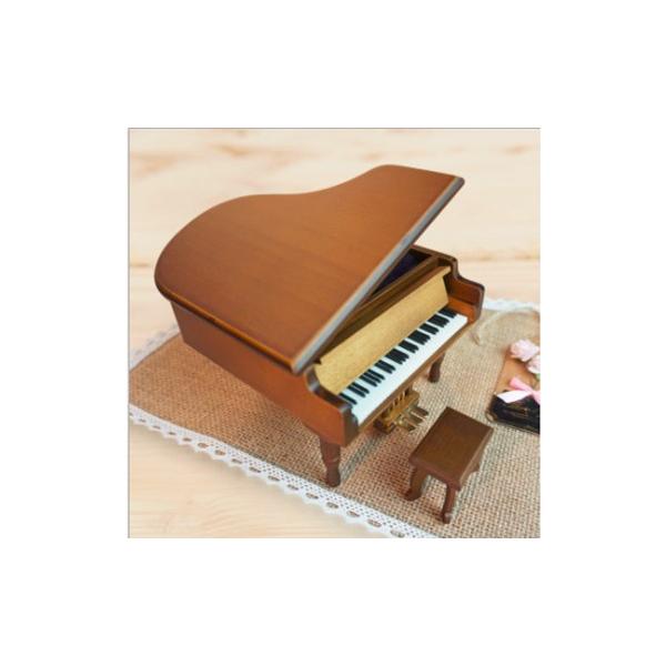 商品名：ピアノ型オルゴール スツール付き　ブラウン材質：木製サイズ： W13×D14.5×H9(cm)本体重さ：290ｇムーブメントのメーカー：Sankyo特徴：かわいい小さなイス付きです。　　　小さいアクセサリーが入る程度の小物入れになっ...