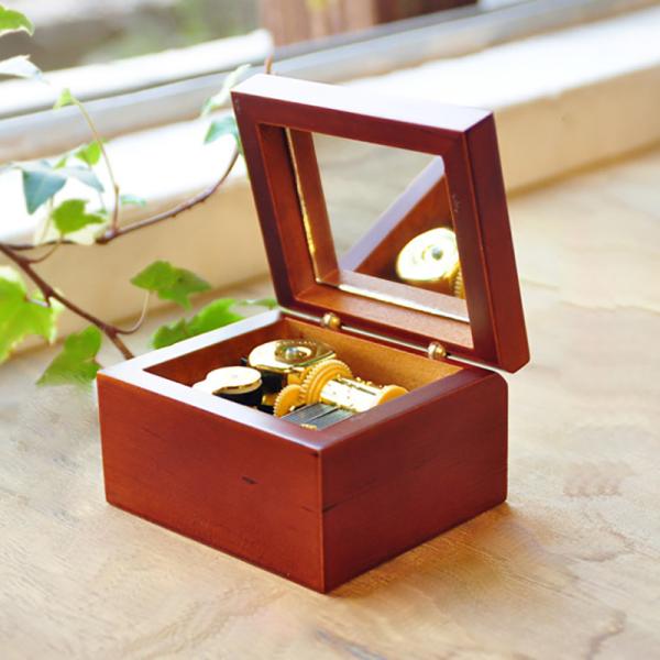 商品名：ミニミラー付きオルゴール材質：花梨木サイズ： W7.5×D6.5×H3.5(cm)本体重さ：165ｇムーブメントのメーカー：Sankyo特徴：ミニサイズで手で持ち運び可能。　　　蓋裏には鏡が付いており、オルゴールの音色オシャレを楽し...