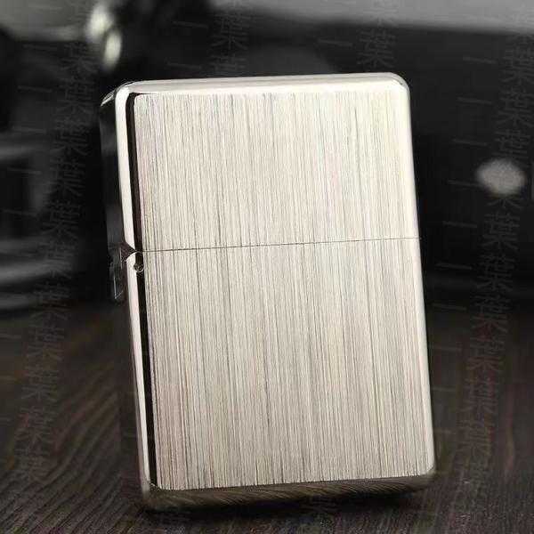 ■新品未使用　化粧箱付き■材質：銅合金■手触りの良いシールド彫刻■サイズ：58×42×15mm■重量：143g■内ヒンジ型アーマータイプ■防水加工■インサイドユニットカラー：ゴールド■ZIPPO社の製品ではありませんが、ZIPPO社の火打石...