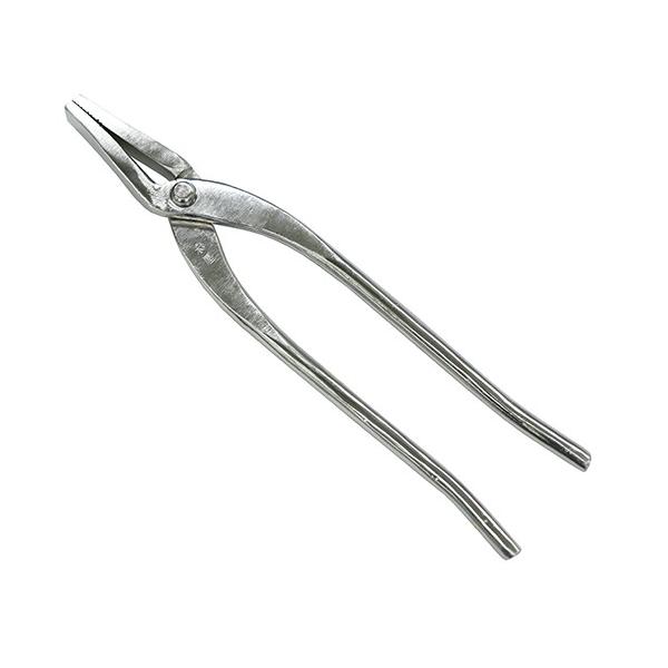 新潟県三条市産鉄／ニッケルクロムめっき寸法(約)　230 × 50 × 12 mm左右一対の「合わせ物」を50年作り続けてきた職人が仕上げたやっとこです。銅のやっとこ鍋により合うやっとこができました。丸棒から鍛造し、二本を対称にかしめ合わせ...