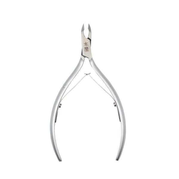 フランス・サム製のステンレス鋼製の甘皮ニッパーです。繊細な切れ味と二枚バネ構造の甘皮ニッパーです。刃先が薄く造られた甘皮切り専用。デリケートな切りにくい甘皮を切る事ができます。ステンレス鋼・サテン仕上ダブルスプリング全長：約115mm原産国...