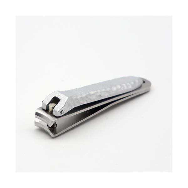 鍛造技術で梃子に槌目の模様を表現しました。細部の仕上げにこだわり、機能を絞ったシンプルな爪切です。