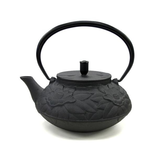 椿模様が華やかな鉄瓶です。1〜2人分のお湯を沸かすのにちょうど良い小ぶりな鉄瓶です。持ち手が倒れる作りのため仕舞うさいにも場所を取りません。お茶やコーヒーを1杯美味しく頂くための湯沸かしとして「リラックスタイム」のために用意しました。和モダ...