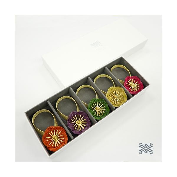 真心を結び、ご縁を結ぶ。日本の美しい習慣である水引。博多水引は、粋な博多のおもてなしも心を表現した水引細工です。水引を結ぶと浄化され、運気を呼び込むといわれています。水引を添えて幸運を食（は）む。長澤宏美氏デザインの博多水引箸置き５個セット...