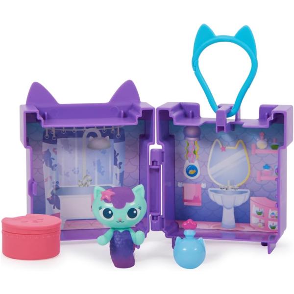 【発売日：2024年06月22日】飾っても持ち歩いてもかわいい！フィギュアと小物がセットになったミニハウスです。・ミニハウス、フィギュア、小物、ネコちゃんボックス付き。・開くとお部屋になるハウスは、カラビナ付きでバッグなどに付けて持ち歩くこ...